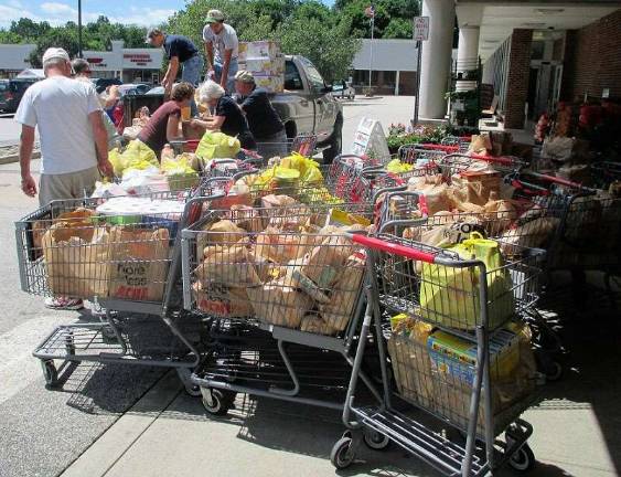 Wanders Club holds food drive, car show