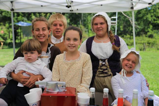 DAR holds Christmas in July
